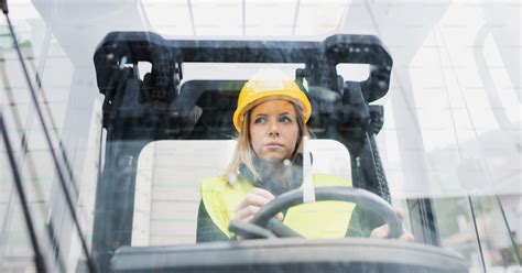 산업 지역의 여성 지게차 운전사 창고 밖에서 지게차에 앉아 있는 여자 유리를 통해 촬영했습니다 사진 Unsplash의 성인 이미지