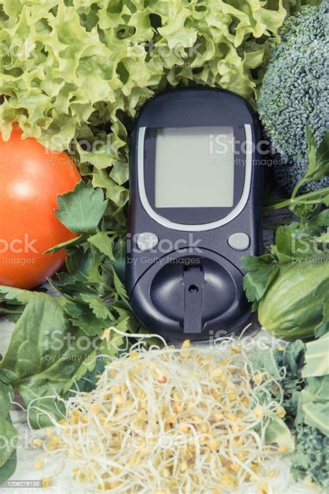당뇨병 중 건강한 영양 식품으로 콩나물과 설탕 수준 및 야채를 측정하기위한 글루컴터 건강관리와 의술에 대한 스톡 사진 및 기타 이미지 건강관리와 의술 건강한 생활방식