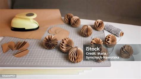 Diy 벌집 종이 공 공예 크리스마스 종이 장식 튜토리얼 축제 화환만들기 Diy에 대한 스톡 사진 및 기타 이미지 Diy