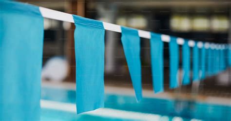 국경으로 수영장 위의 흰색 리본에 매달려있는 파란색 깃발 행 사진 Unsplash의 러시아 이미지