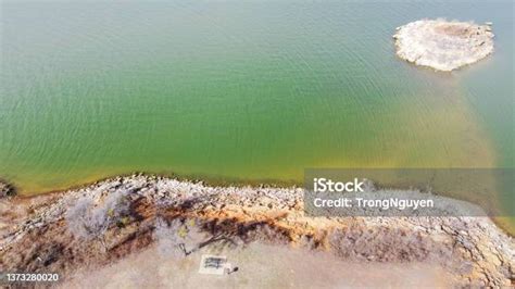 작은 인공 섬 전망 금속 테이블 의자 및 그릴 미국 텍사스 주 그레이프바인 레이크 의 곡선 바위 해안선 근처의 캠프 파이어가있는