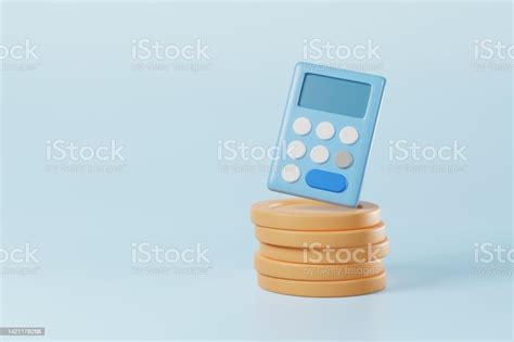파란색 배경에 동전을 쌓는 최소한의 스타일의 수학 금융 계산기 사업 투자 예산 균형 소득세 경제 분석 돈 절약 회계 업무 개념