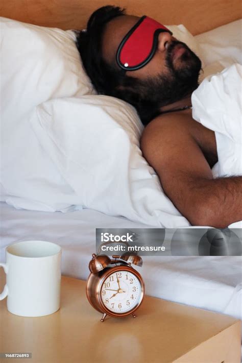 빨간 수면 아이 마스크 청동 금속 케이스 복고풍 알람 시계 더블 벨 야간 스탠드에 앉아 흰색 다이얼이 있는 아날로그 디스플레이