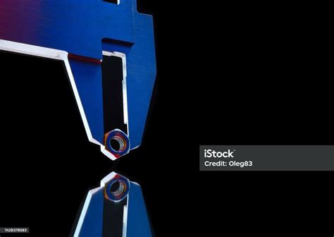 금속 다양한 크기의 크롬 도금 너트 및 너트를 측정하는 캘리퍼 검은 배경 0명에 대한 스톡 사진 및 기타 이미지 0명 강철 건설 기계류 Istock