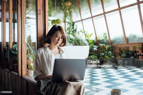 집에서 노트북을 가지고 일하는 젊은 아시아 여성 유리 창 프레임에 의해 바닥에 앉아 원격 작업 프리랜서 중소기업 개념 화상 회의에 대한 스톡 사진 및 기타 이미지 Istock