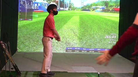 팔과 어깨에 힘빼고 리듬있게 오른손 코킹해서 우측어깨 뒤로 김으면서 우측어깨위로 클럽 올리고 왼다리무게에서 왼팔 내리면서 오른손 코킹 풀어주세요 몸에 힘빼고 호흡하면서