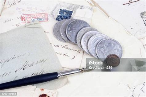 오래 된 종이 오래 된 잉크 펜 Handwriten 편지와 은색 동전 빈티지 배경 1900 1909 년에 대한 스톡 사진 및 기타 이미지 1900 1909 년 1901