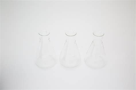 흰색 배경에 고립 된 세 가지 과학 실험실 유리 에를렌 마이어 플라스크 3가지 개체에 대한 스톡 사진 및 기타 이미지 3가지 개체 Stem 주제 개념 Istock