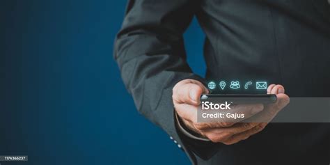 그 위에 빛나는 연락처 및 통신 아이콘과 휴대 전화를 들고 사업가 고객에 대한 스톡 사진 및 기타 이미지 고객 고객 서비스 담당자 공유 개념 Istock