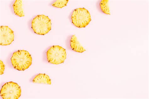 분홍색 배경에 파인애플입니다 평면 위치 최고 보기 복사 공간 슬라이스에 대한 스톡 사진 및 기타 이미지 슬라이스 유색 배경 파인애플 Istock