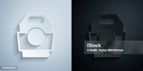 종이는 회색과 검은색 배경에 분리된 종이 상자 아이콘에 아시아 국수를 자른다 길거리 패스트 푸드 한국 일본 중국 음식 종이 아트 스타일 벡터 0명에 대한 스톡 벡터 아트 및