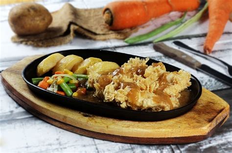 뜨거운 접시에 찐 야채를 곁들인 소스에 바삭한 치킨 스테이크의 근접 촬영 0명에 대한 스톡 사진 및 기타 이미지 0명 감자 요리 건강한 식생활 Istock