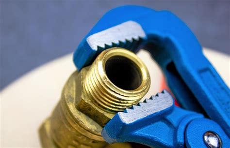 배관 렌치 및 파이프 수도꼭지 고정구 나무 테이블에 커넥터 배관 설비의 변경 0명에 대한 스톡 사진 및 기타 이미지 0명 건축물 고정시킴 Istock