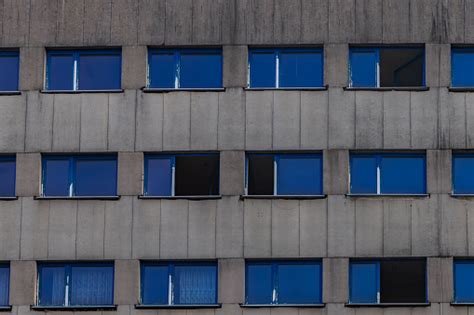 낡고 버려진 사무실 건물 아파트 블록의 깨진 창문 도심의 파괴된 건물 폐쇄된 사무실 폴란드 직원들의 집단 해고 0명에 대한 스톡 사진 및 기타 이미지 Istock