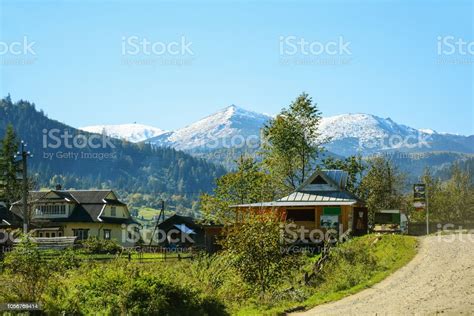 푸른 하늘 그리고 눈 덮인 봉우리입니다 Carpathians 산에서 첫 눈입니다 화창한 맑은 날에가 산 풍경입니다 0명에 대한 스톡 사진 및 기타 이미지 Istock
