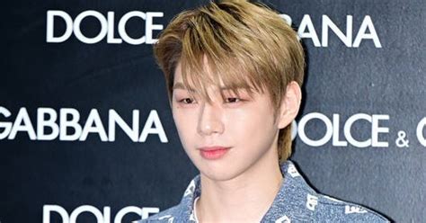 [사진]강다니엘 달달한 양손 하트