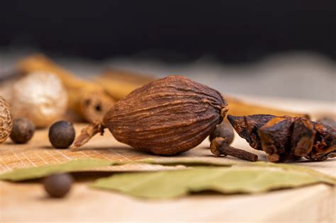 다양한 종류의 고기를 요리하기위한 테이블 위의 육두구 0명에 대한 스톡 사진 및 기타 이미지 0명 가득 찬 가루로 빻은 Istock