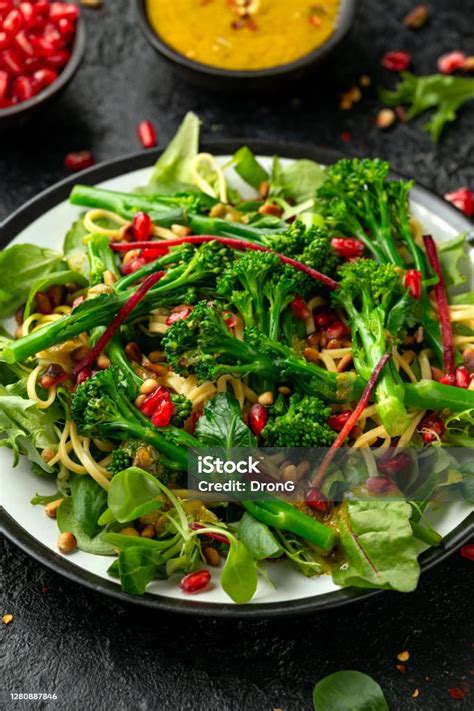 부드러운 스템 브로콜리와 달걀 국수 아시아 스타일의 채식 샐러드 구운 소나무 견과류와 석류 씨앗 건강한 생활방식에 대한 스톡 사진 및 기타 이미지 Istock