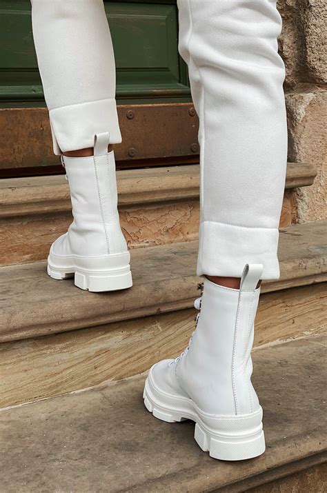 Черевики жіночі білого кольору 😍 купити за ціною 1700 грн в інтернет магазині Onebyone