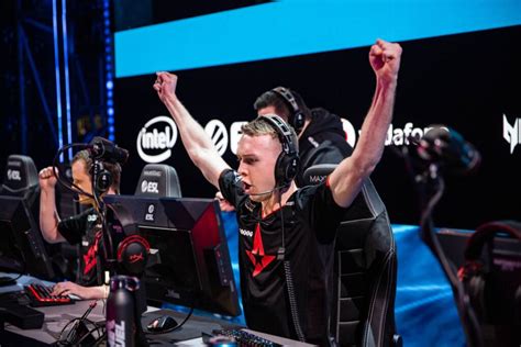 Counter Strike Legend Gla1ve Trades Headset For Clipboard In Shocking