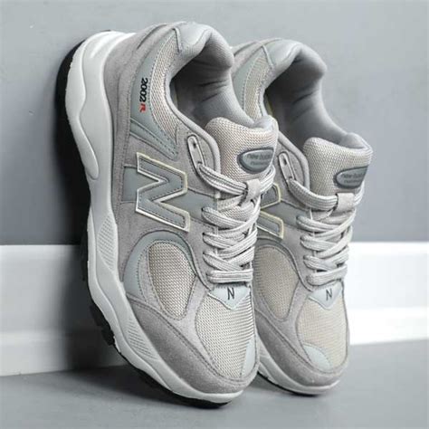 خرید و قیمت کتونی دخترانه نیوبالانس 2002r طوسی روشن