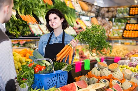 과일 식료품이 게에서 야채를 구입 하 여성 쇼핑 도우미 도움 고객 20 29세에 대한 스톡 사진 및 기타 이미지 20 29세