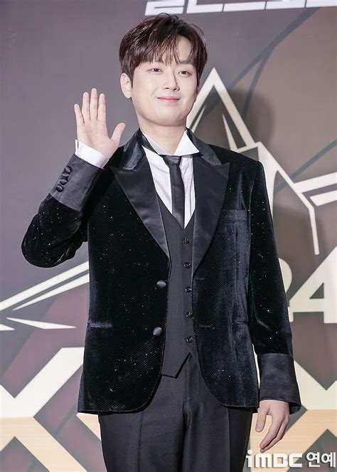 포토 이찬원 듬직한 손인사