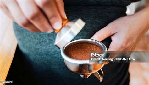 커피 숍에서 탬퍼를 사용하여 분쇄 커피를 수동 프레스로 커피를 만드는 바리 스타 카페의 클로즈업 갈색에 대한 스톡 사진 및 기타 이미지 Istock