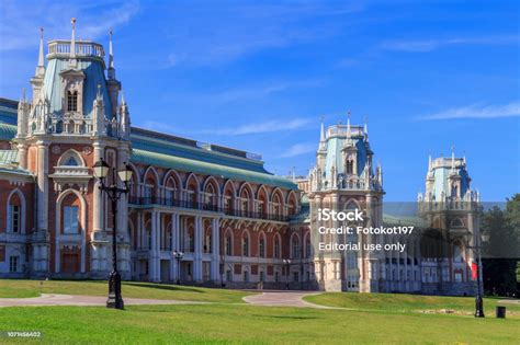 큰 궁전에서 화창한 여름 아침에 푸른 하늘 배경에서 박물관 예약 Tsaritsyno의 외관 건물 정면에 대한 스톡 사진 및 기타 이미지 건물 정면 건설 산업 건축