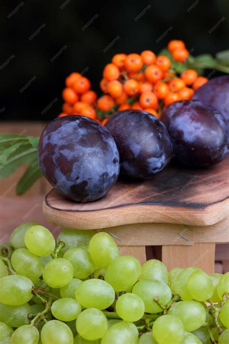 Récolte De Fruits Crus Et Biologiques Du Jardin Sur Une Table En Bois Raisins Prunes Et Rowan