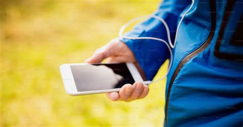 화창한 가을 자연 속에서 스마트폰의 피트니스 앱을 사용하는 알아볼 수 없는 주자 체중 감량 진행 상황 달리기 목표 또는