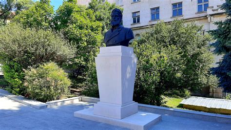 Бюст паметник на Христо Ботев ВЕЛИКО ТЪРНОВО СРЕДНОВЕКОВНАТА СТОЛИЦА