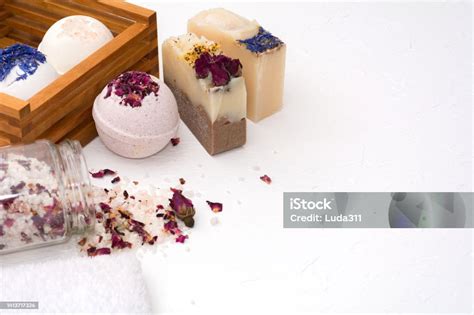 아름다운 천연 수제 소금 폭탄 및 흰색 배경에 장미가있는 비누 0명에 대한 스톡 사진 및 기타 이미지 0명 개인 장식품 개체 그룹 Istock