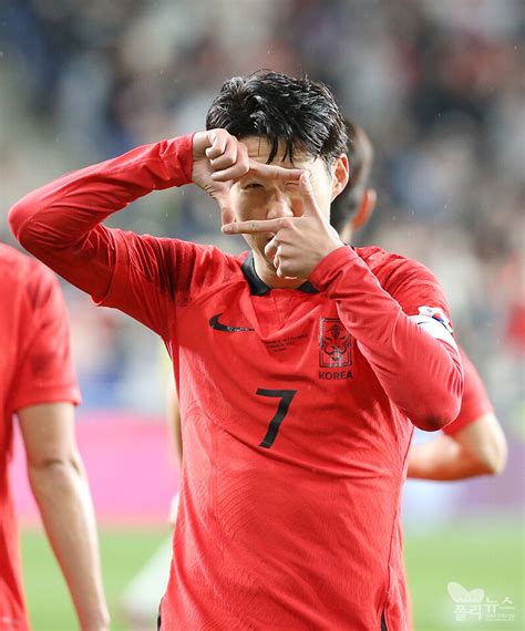 A매치 선제골 손흥민 찰칵 세레모니