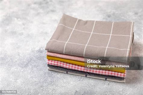 질감이 있는 테이블에 접힌 새로운 무늬 키친 타월 주방 주방 수건 또는 섬유 냅킨 텍스트를 위한 공간을 복사합니다 텍스트를 위한 위치입니다 식탁보 0명에 대한 스톡 사진 및