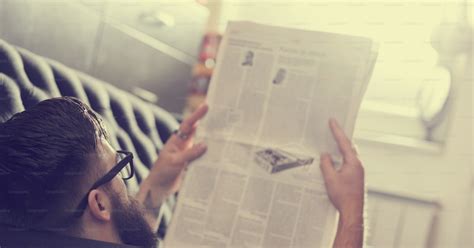 남성 모델은 거실의 소파에 누워 신문을 읽고 있다 사진 Unsplash의 사람 이미지