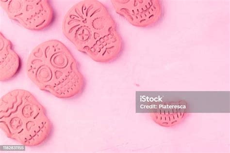 할로윈 또는 두개골 생강 쿠키 패턴죽은 자의 날 인사말 카드 텍스트장소와 분홍색 배경에 상단에서 촬영 귀여운에 대한 스톡 사진 및 기타 이미지 Istock