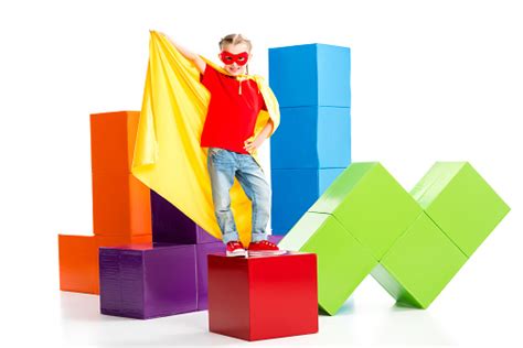 웃 고 있는 슈퍼 걸 입고 노란색 케이프와 큐브 흰색 절연에 서 서 눈에 대 한 빨간 마스크 슈퍼히어로에 대한 스톡 사진 및