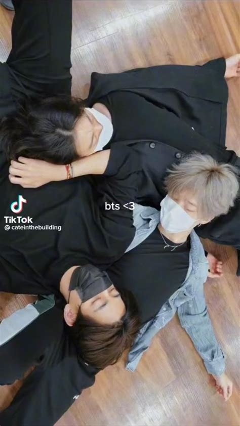 Pin Oleh Anatasya Di Pin Buatan Anda Foto Grup Bts Bts Gambar Pose Tubuh