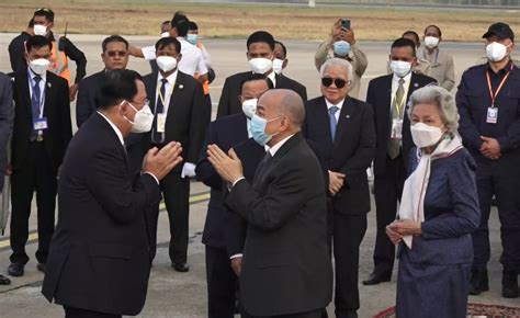 ព្រះករុណា ព្រះបាទសម្តេចព្រះបរមនាថ នរោត្តម សីហមុនី ព្រះមហាក្សត្រនៃព្រះរាជាណាចក្រកម្ពុជានិង