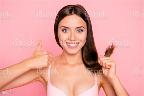 좋은 달콤한 사랑 스러운 매력적인 긍정적인 낙관적 명랑 소녀 베이 지 브래지어 들고 손에 엄지손가락 업 핑크 배경 위에 절연을