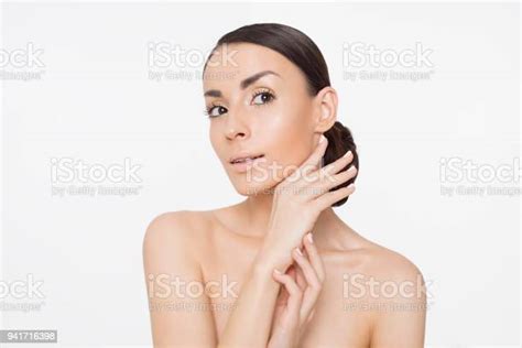 피부 관리 개념입니다 아름다움과 신체와 얼굴에 대 한 스파입니다 아름 다운 미소 부드러운 젊은 여자 백색 Backgroung에 신선한 깨끗 한 피부 여자 건강 생활 20