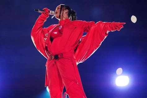 Rihanna Dazzles In More Than M Worth Of Diamonds During Super Bowl