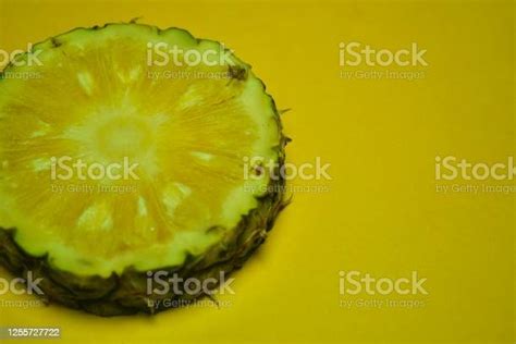 복사 공간이있는 노란색 배경에 격리 된 파인애플 슬라이스 0명에 대한 스톡 사진 및 기타 이미지 0명 감귤류 과일 건강한 생활방식 Istock
