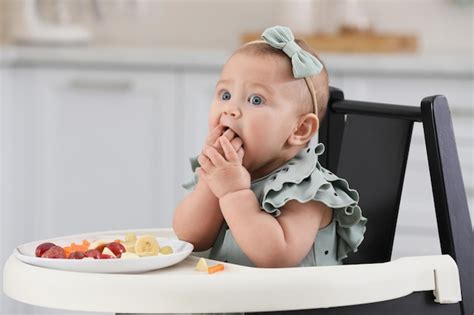 Niña linda comiendo comida saludable en casa | Foto Premium