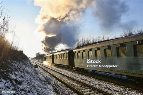 아름 다운 오래 된 증기 열차 레일에 일몰에 실행 하는 마차 어린이 부모 축제 특별 한 일에 대 한 소풍 체코 공화국 유럽입니다