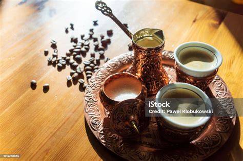 전통 터키 구리 커피 냄비와 일치하는 컵의 오리엔탈 커피 커피 마실 것에 대한 스톡 사진 및 기타 이미지 커피 마실 것 아침 식사 주전자 Istock