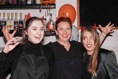 커피 숍 카페에서 할로윈 파티 재미 있고 놀랐고 할로윈 의상을 입은 여성들이 찡그린 얼굴 할로윈 빵집 커피 숍 바 카운터 카페 개념 젊은 기업가 개념 18 19세에 대한