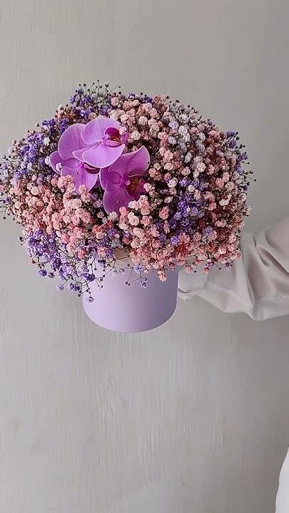 Шляпная коробка с радужной гипсофилой и орхидеей В наличии на сайте цветы Гран При Бердск