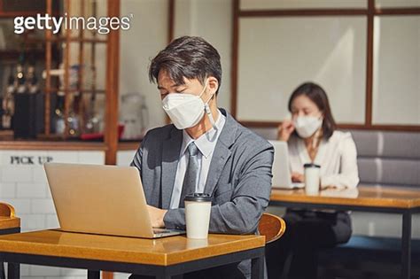 코로나바이러스 바이러스 코로나19 코로나바이러스 사회적거리두기 사회이슈 질병예방 마스크 방호용품 감기예방마스크 마스크 카페 불편함 어두운표정